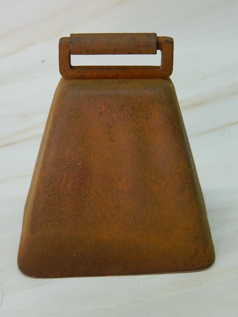 OE6176- Old Metal Made Rusty Cow Bell ‘3.75x3x2 Inches’ – Wilbur Auction