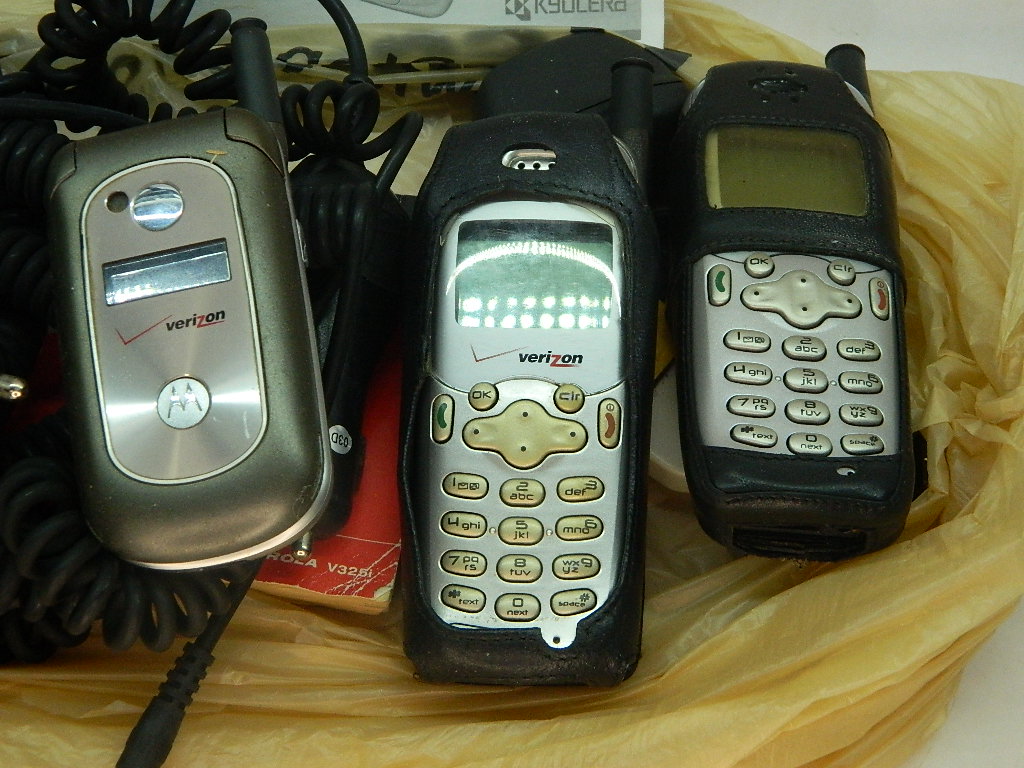 BH5810- Large Lot of Old Cell Phones w/ Chargers – Wilbur Auction