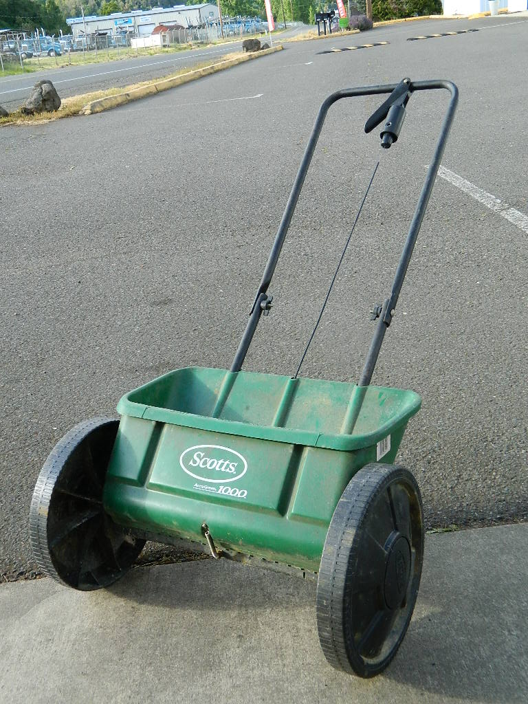 Aa0000018 Scotts Green Plastic 1000 Lawn Garden Seeder Spreader Works Great Wilbur Auction
